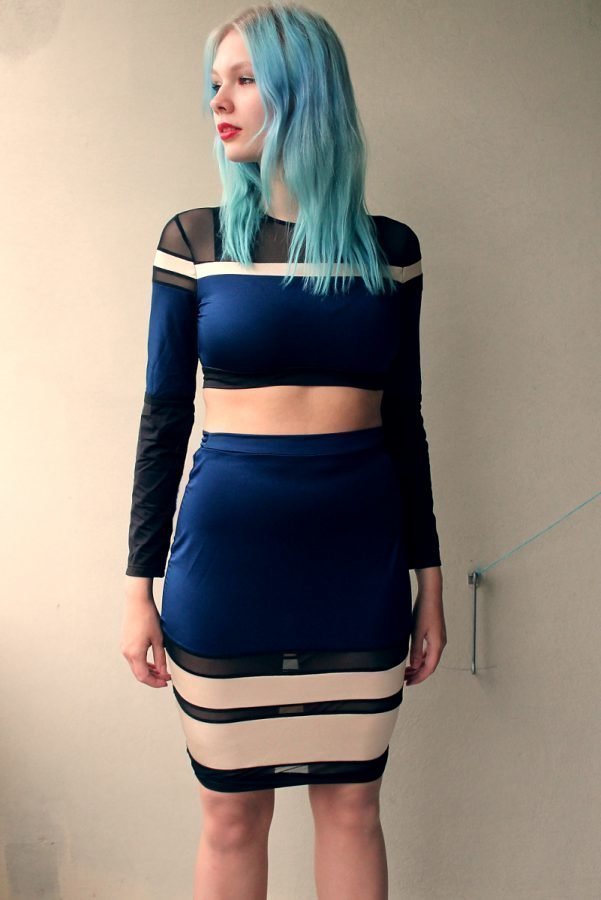 Kolmevärinen lyhyt mesh-paita + midihame - Vaatekauppa24.fi